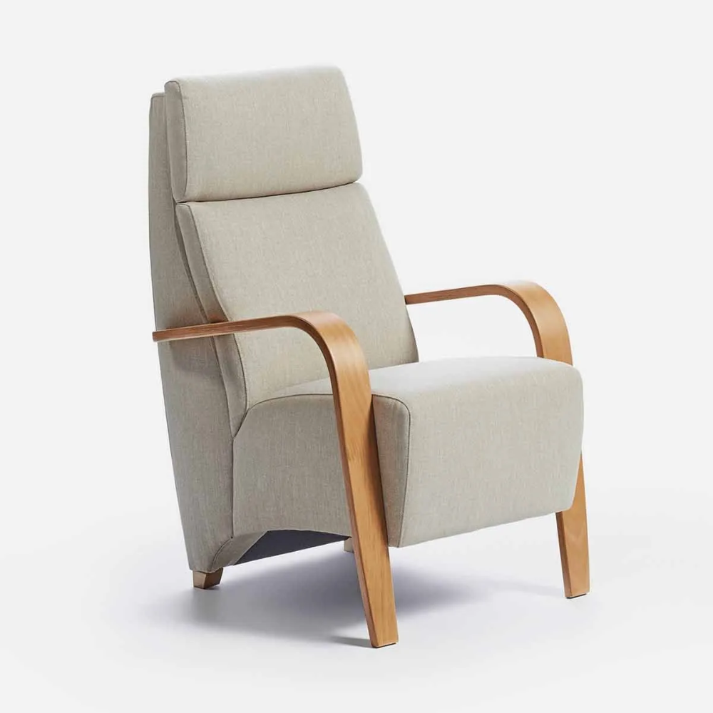 Butaca de diseño nórdico CKINI con brazos curvados de madera | Sidivani